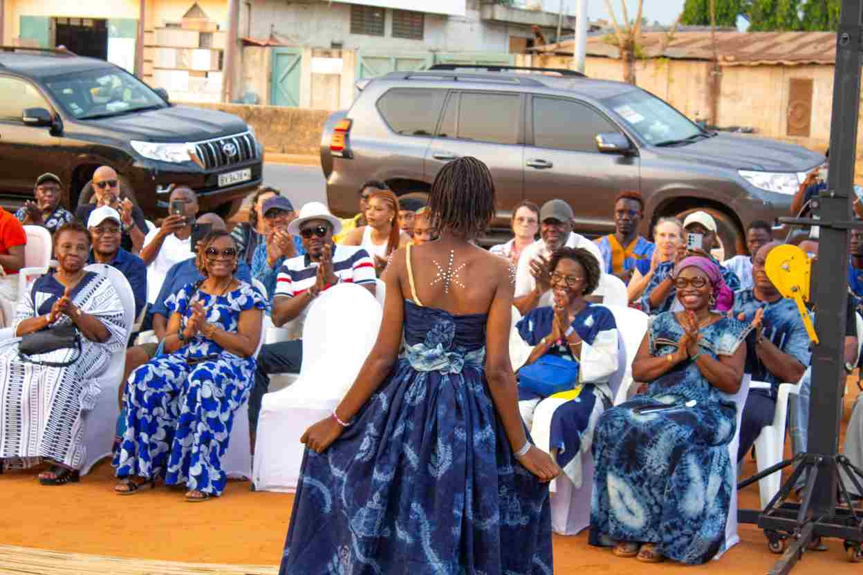 Vodun Fashion Show 2026: Couleur indigo de Nadia Adanlé sublime la ...